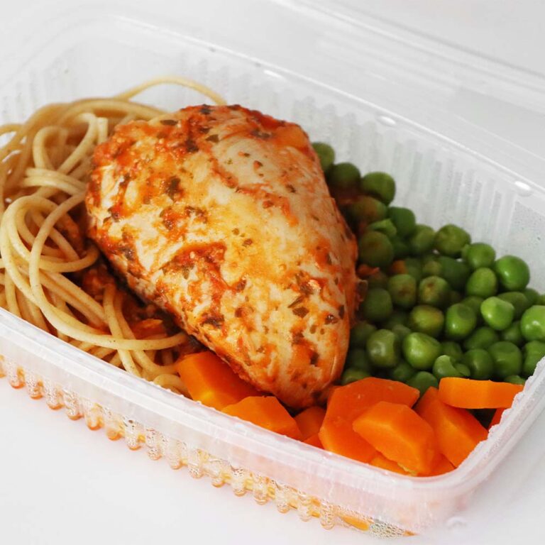 Peito de frango estufado com esparguete integral, ervilhas e cenoura ...